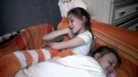 Как ложатся сёстры спать Youtube