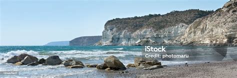 키프로스 리마솔 근처 코리온 모래 해변에서 석회암 절벽과 바다파도가 있는 해안선의 파노라마 0명에 대한 스톡 사진 및 기타 이미지 0명 경관 레메소스 Istock