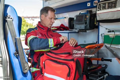의료 응급 전화를 준비하는 집중적 인 심각한 준 의료 전문가 적십자에 대한 스톡 사진 및 기타 이미지 적십자 직업 60 64세 Istock