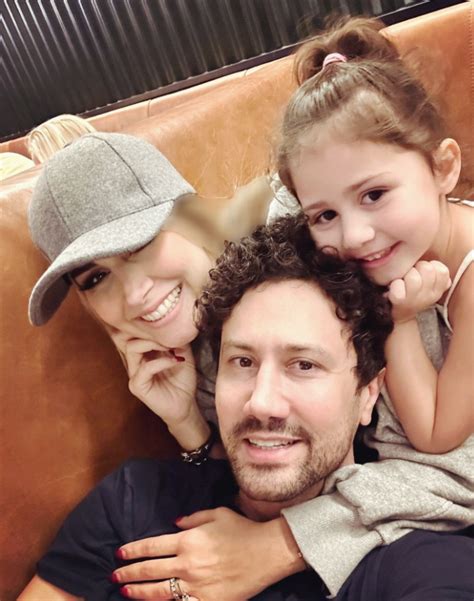 سلفی جدید شاهرخ استخری با همسر و دخترش