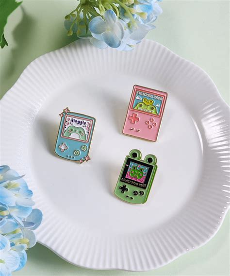 귀여운 개구리 뱃지 레트로 오락기 게임기 뱃지 브로치 캐릭터 뱃지 브로치 핀뱃지 귀여운 뱃지 가방뱃지 가방 꾸미기 에이블리