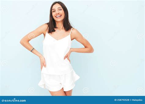 Bella Joven Posando En El Estudio Foto De Archivo Imagen De Estilo Casero 258793528