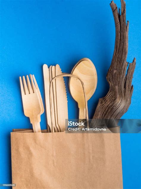 트렌디 한 파란색 배경 칼 붙이 재활용 및 환경 친화적 인 양보 플라스틱이없는 대안 제로 폐기물 환경 보호에 종이 봉투에 일회용 나무 칼 0명에 대한 스톡 사진 및 기타