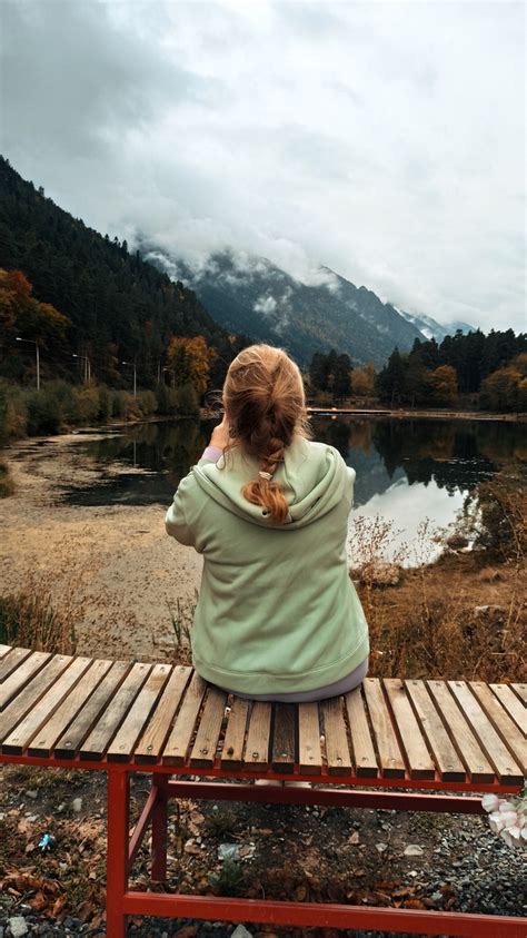 Девушка у озера Пикабу