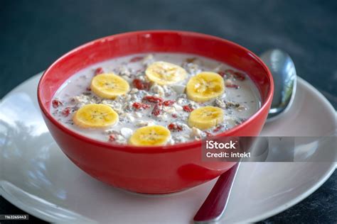 그라놀라 요구르트 견과류 고지 베리 치아 씨드 바나나로 구성된 신선한 아침 식사 붉은 그릇에 과일과 열매를 넣은 뮤즐리 0명에 대한 스톡 사진 및 기타 이미지 Istock