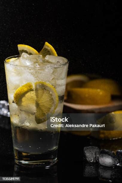 검은 배경 수평 보기에 얇게 썬 레몬 얼음 조각 및 물 스플래시와 미네랄 워터 0명에 대한 스톡 사진 및 기타 이미지 0명 광물질 기포 Istock
