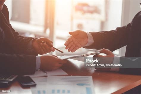 비즈니스 사람들 회의 시간 새로운 시작 프로젝트 아이디어의 프레 젠 테이 션 계획을 분석 가리키기에 대한 스톡 사진 및 기타 이미지 Istock