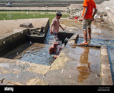Hindu Wassertank Stockfotos Und Bilder Kaufen Alamy