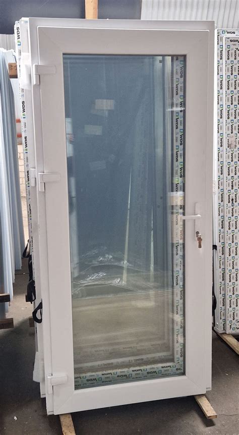 Pvc Ieejas Durvis Baltas 3 Stikli 9 Numurs Strojkalv