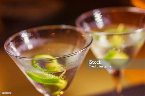 석 회와 올리브 산 토 도밍고에 총 2 개의 건조 마티니의 근접 샷 0명에 대한 스톡 사진 및 기타 이미지 0명 고전 양식