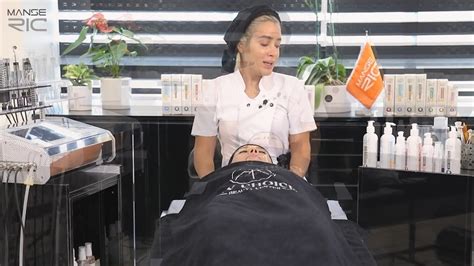 مانسریک ژل پاک کننده و قابض مناقذ باز پوست خانم کیانا اکبری نماشا