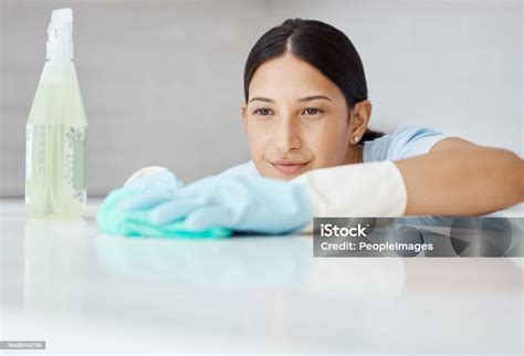 살균 청소 및 위생을 위해 스프레이 제품으로 식탁을 씻는 여성과 함께 청소 소독 및 집안일을합니다 위생 세제와 깔끔한 아파트를 갖춘 주부 청소부 또는 가정부 호텔룸 관리