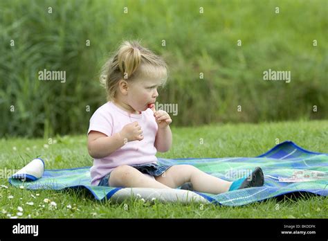 Menschen Essen Eis Fotos Und Bildmaterial In Hoher Auflösung Alamy
