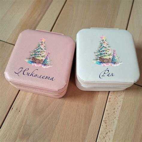 Кутия за бижута с име и елха коледен подарък за нея