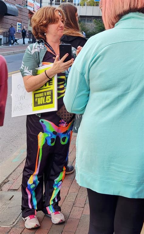 Aoc Sets The Stage For Herself At Pennsylvania Harris Walz Rally The