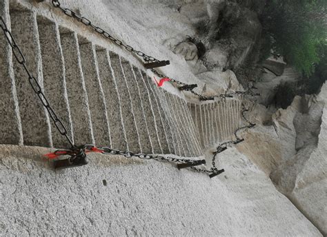 只能前进不能后退的楼梯，楼梯近乎垂直，被称为国内最难爬的楼梯华山岩石游客