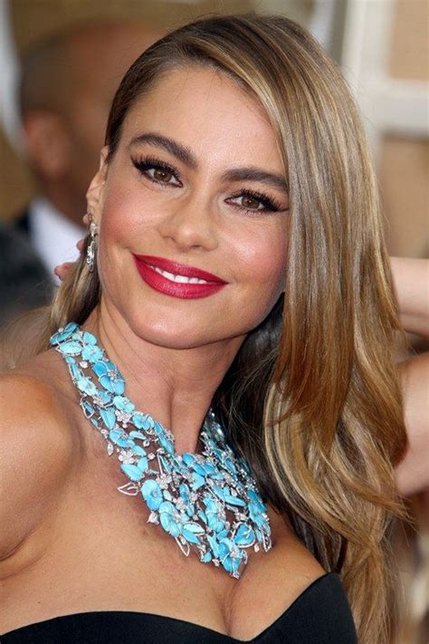 Sofia Vergaras Spectacular Golden Globes Necklace Lainey Gossip