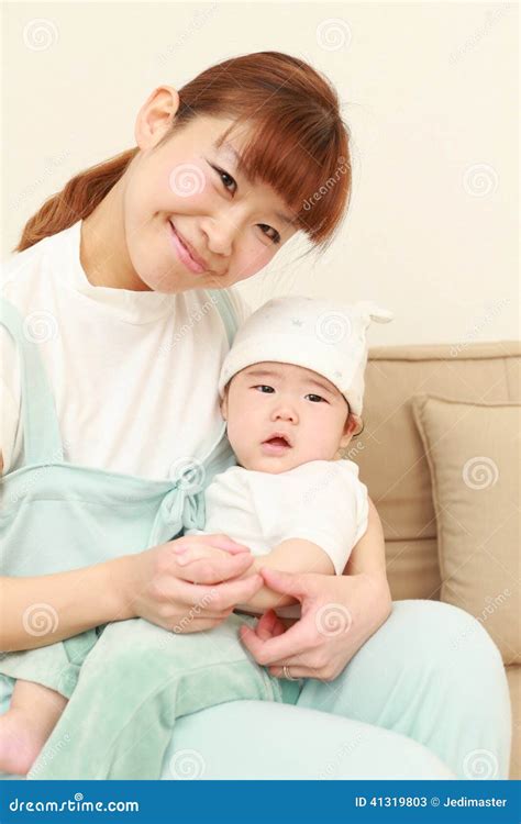 Mam Japonesa Y Su Beb Imagen De Archivo Imagen De Sitio