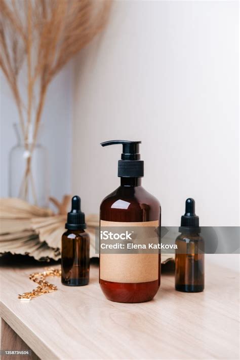 얼굴 몸 모발을 위한 스킨 케어 제품 세트 피펫이나 크림 또는 로션이 있는 브라운 보틀 세럼은 스킨케어 또는 바디 케어를 위한 것입니다 세럼 미네랄 오일 페이셜 케어 건강