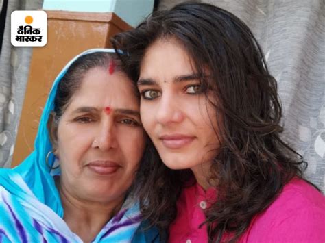 Running Barefoot In The Sugarcane Field गन्ने के खेत में नंगे पैर दौड़ती पड़ोसी बोलते बेटी को