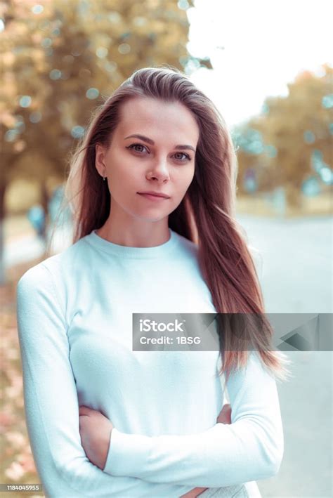 도시에서 가을 여름 날 캐주얼 따뜻한 옷 긴 머리 캐주얼 메이크업에 아름 다운 여자의 초상화 자연에서 주말에 즐거움과 휴식의 편안함의 감정 10월에 대한 스톡 사진 및 기타