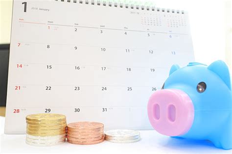 유토이미지 2018년 1월 달력을 배경으로 돼지저금통과 비트코인