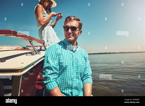 Vivre Cette Haute Vie En Haute Mer Un Jeune Couple Qui Fait Une