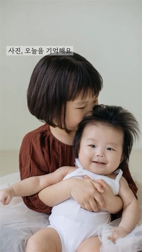 카메르 아틀리에 부산아기사진and부산돌사진 ⠀ 작고 조용한 숨결 하나에도 마음이 몽글몽글해지는 시간 엄마 품에서 아빠 품에서 세상 가장 편안한 꿈을 꾸는 중이에요