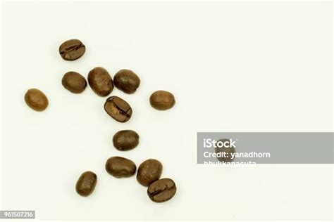 중간 또는 어두운 볶은 커피 콩 흰색 배경에 고립의 클로즈업 배경 또는 그래픽 개체 광고에 사용할 수 있습니다 0명에 대한 스톡 사진 및 기타 이미지 Istock