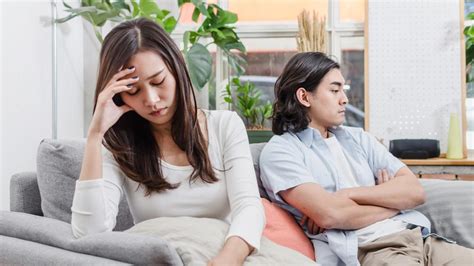 Tanda Pasangan Sudah Tidak Cinta Salah Satunya Tidak Tertarik Mengobrol Relationship Fimela Com