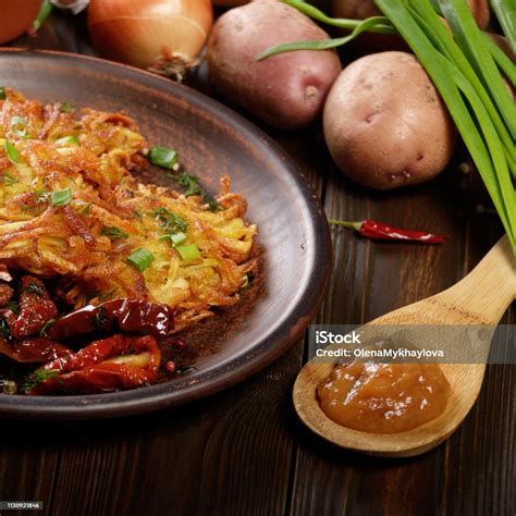 사과 소스와 점토 접시에 집에서 만든 맛 있는 감자 팬케이크 갈기갈기 찢어진에 대한 스톡 사진 및 기타 이미지 갈기갈기 찢어진 감자 요리 강판에 갈기 Istock