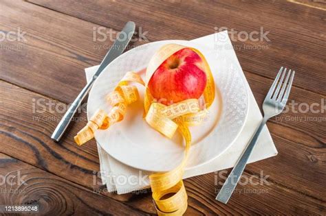 건강한 라이프 스타일 개념 빨간 사과와 센티미터 클로즈업 및 복사 공간 과일 다이어트 개념 개념에 대한 스톡 사진 및 기타 이미지 Istock