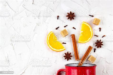 멀드 와인 재료의 평평한 평지 계피 오렌지 카다몬 정향 아니스 스타와 컵 에 화이트 겨울에 대한 스톡 사진 및 기타 이미지 Istock