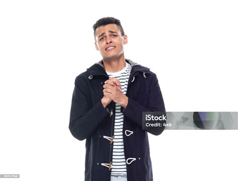 2029세의 어른 잘생긴 사람 키가 큰 사람 곱슬머리 아프리카 민족 아프리카계 미국인 인종 남성 젊은 남성 1명 앞면 착용 재킷