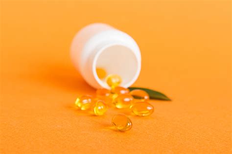 알약 병에서 오메가 3 오일이 쏟아져 나오는 소프트 젤 알약 젤 캡슐 병 흰색 표면 오메가 3 종합 비타민 칼슘 항생제 건강 면역 0명에 대한 스톡 사진 및 기타 이미지