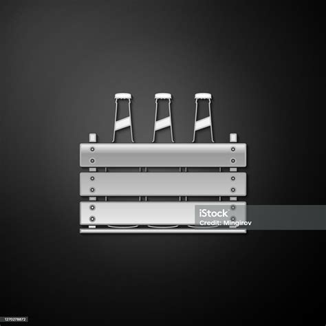 검은 색 배경에 고립 된 맥주 병 아이콘의 실버 팩 나무 상자와 맥주 병 케이스 상자 맥주 상자 기호 긴 그림자 스타일 벡터 0명에 대한 스톡 벡터 아트 및 기타 이미지