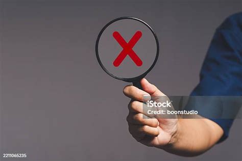 빨간색 X 기호가 있는 돋보기를 들고 있는 손 오류 및 실수 식별의 개념 가리키기에 대한 스톡 사진 및 기타 이미지 가리키기 개념 거절 Istock