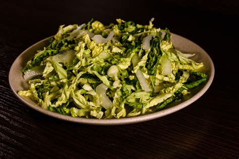 어두운 나무 테이블에 접시에 사 보이 양배추와 샐러드 갈기갈기 찢어진에 대한 스톡 사진 및 기타 이미지 갈기갈기 찢어진