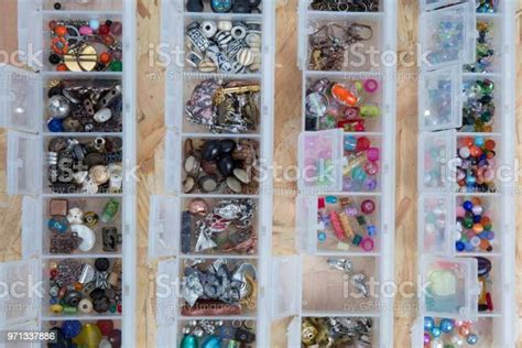 손으로 만든 보석을 만드는 스레드 플라이어 및 유리 마음의 스풀 구슬 상자 0명에 대한 스톡 사진 및 기타 이미지 0명