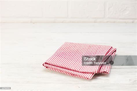 흰색 나무 테이블에 고립 된 빨간 냅킨 공간을 복사합니다 벽돌 0명에 대한 스톡 사진 및 기타 이미지 0명 갈색 고급 요리 Istock