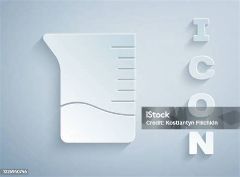 종이 잘라 회색 배경에 격리 된 컵 측정 아이콘 손잡이가 달린 플라스틱 그라디드 비커 종이 아트 스타일입니다 벡터 일러스트레이션