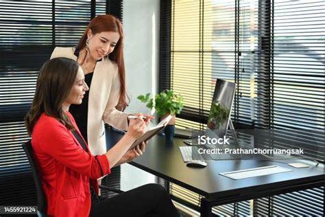 두 명의 친절한 동료가 아이디어를 공유하고 현대적인 크리에이티브 스튜디오에서 함께 프로젝트 계획을 논의하는 이미지 25 29세에 대한 스톡 사진 및 기타 이미지 Istock