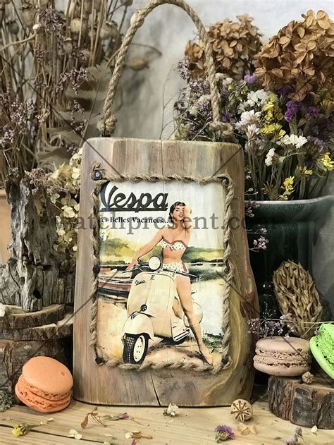 Vespa Pinup настенное панно из дерева Сувениры и подарки