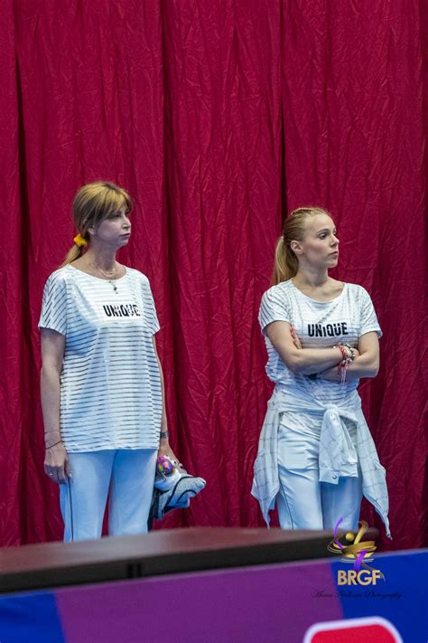 Фото Анна Недкова Демонстративно изпълнение на ансамбъл жени на съчетанието с топки и ленти в