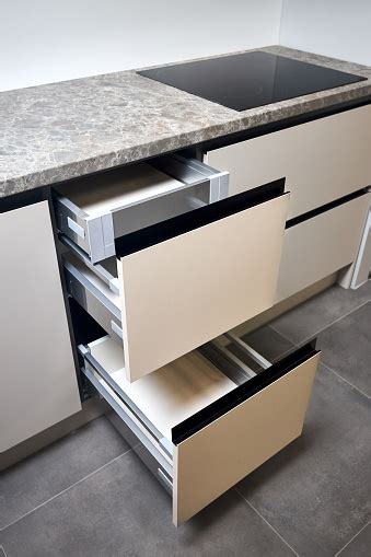 인덕션 쿠커 블랙 유리 호브 또는 대리석 석기 조리대에 흡인 인덕션 호브 수평 슬라이딩 서랍 선반 수납 주방 찬장 수직 샷 모던 양식에 대한 스톡 사진 및 기타 이미지