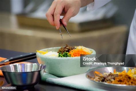 비빔밥 한국 음식 요리사 준비 음식 식사 주방에서 요리 하는 요리사 고기에 대한 스톡 사진 및 기타 이미지 고기 그릇 김치 Istock