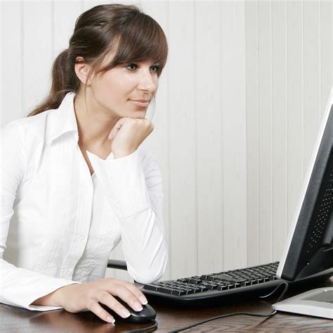 Картинка женщина за компьютером