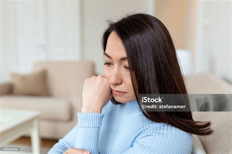 슬픈 우울 피곤 외로운 이혼 아픈 어머니 아시아 여자 느낌 건강 건강에 해로운 잠금에 중년 위기로 고통 사회적 거리 가정 생활에 대한 스톡 사진 및 기타 이미지 Istock