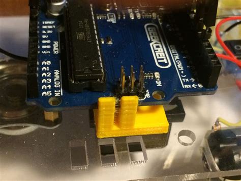 De Arduino Zit Vast Met Behulp Van Een Gele Houder Op De Chassis Van De Auto Deze Houder Is