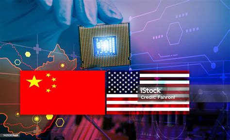 칩 부족과 미중 무역 갈등 글로벌 칩 부족 위기와 중국 미국 무역 전쟁 개념 중국 국기와 중국 지도에 미국 국기와 배경에 컴퓨터 칩을 들고 손 중국 문화에 대한 스톡 사진